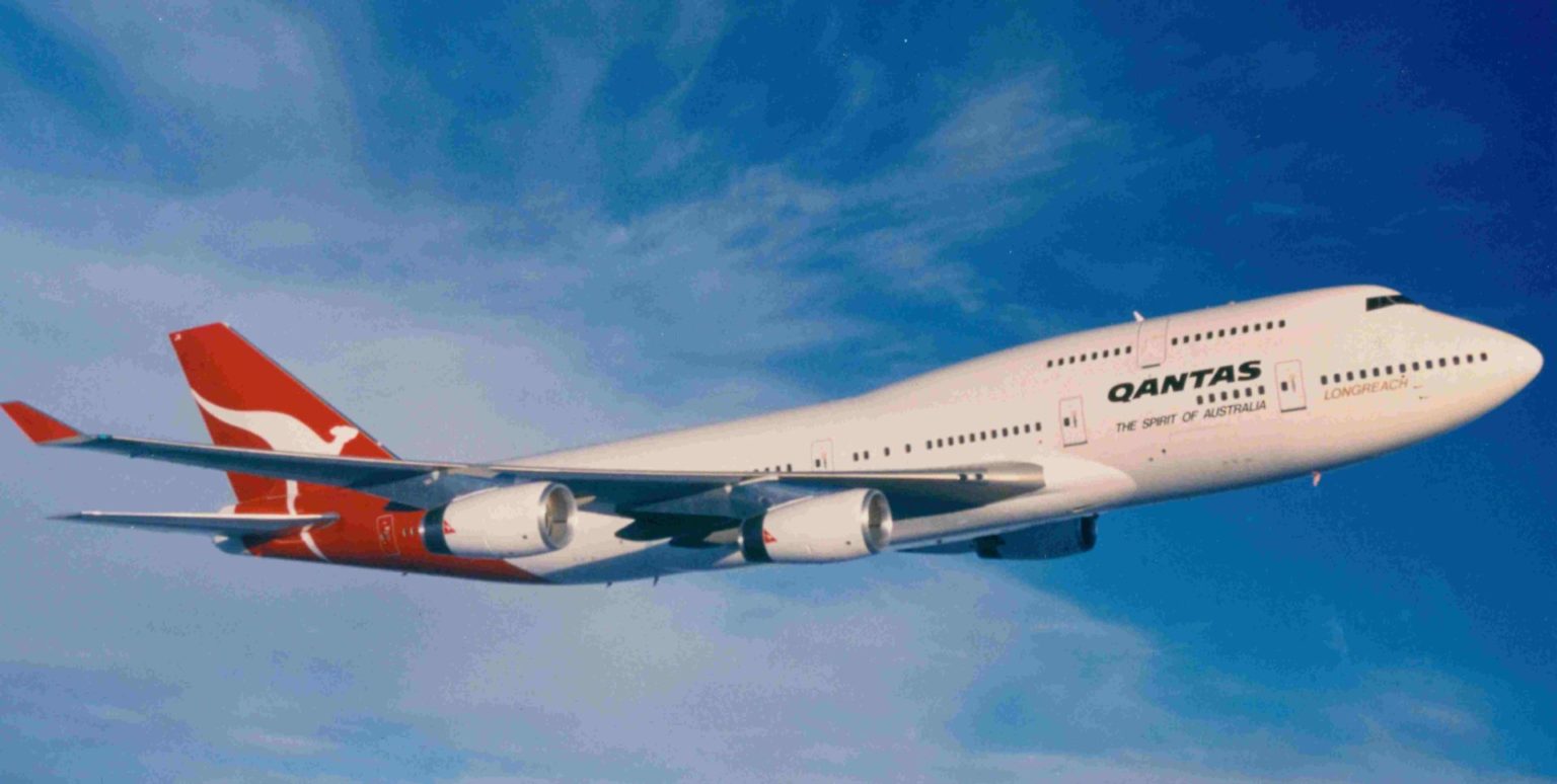 Comparison of two legendary aircraft Boeing 777x vs Boeing 747 aircraft