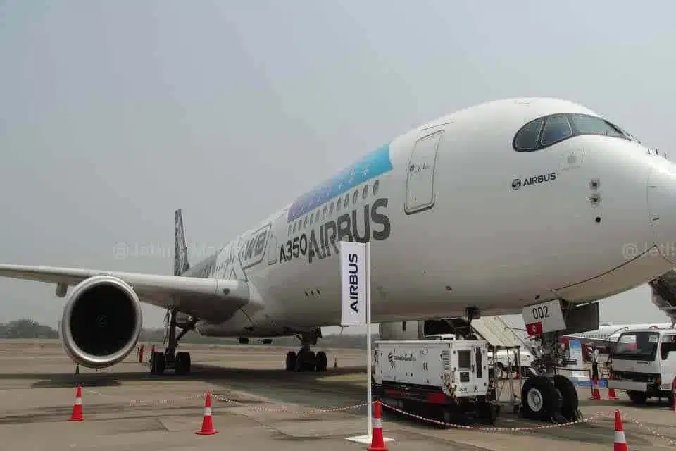 Exclusive Airbus A350 Photo Tour Cabin, Seats and Walk around at wings ...