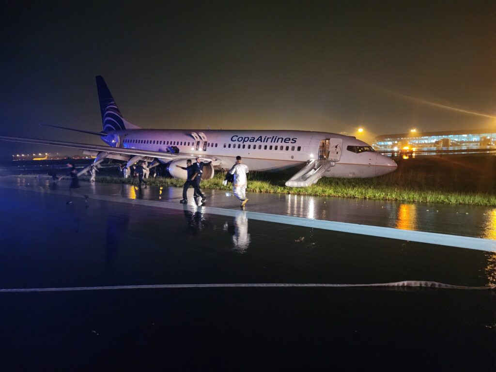 BREAKING : Copa Airlines Boeing 737-800 runway excursion in Panama ...
